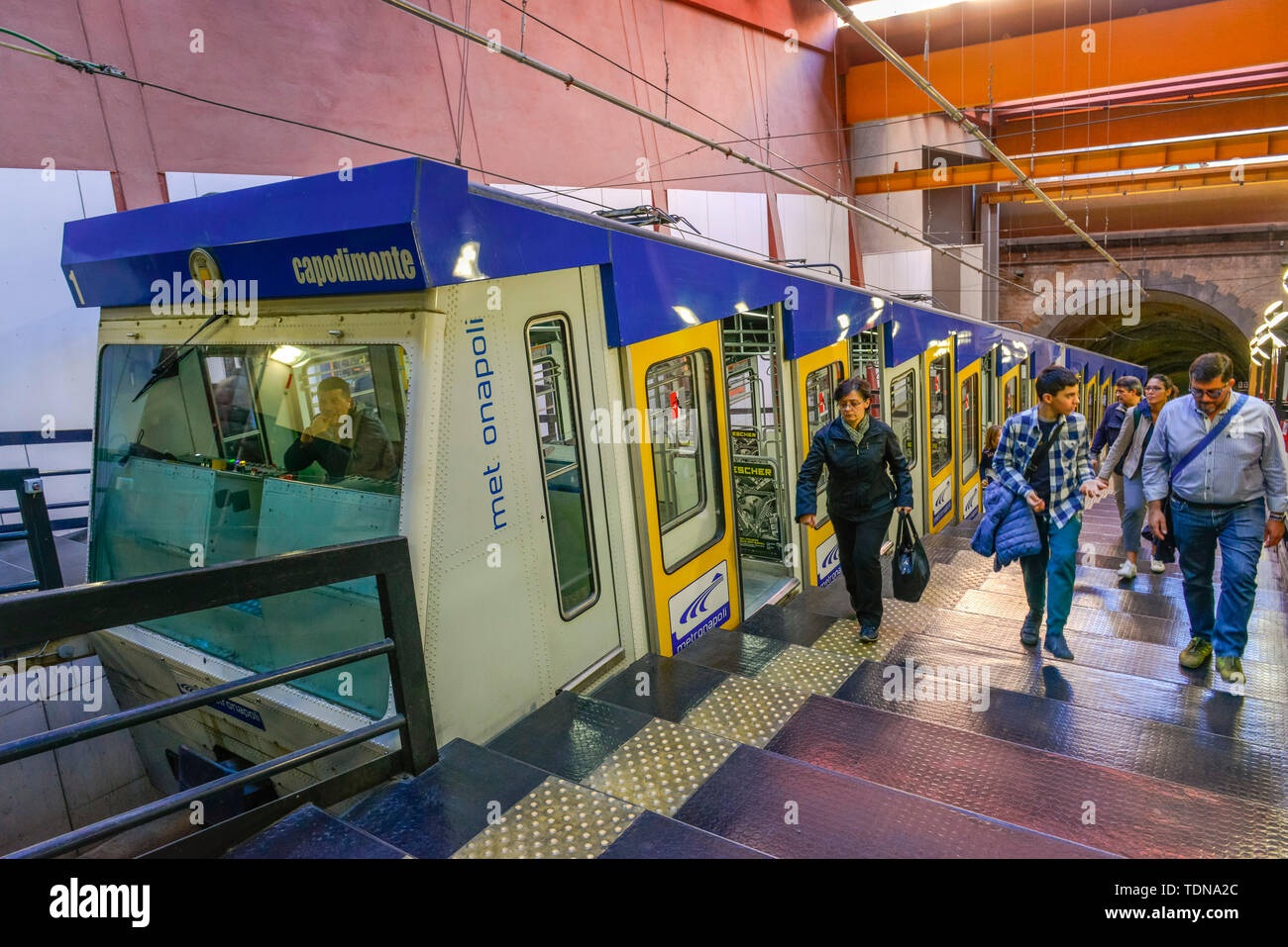 Standseilbahn, Funicolare di Montesanto, Neapel, Italien Stock Photo ...