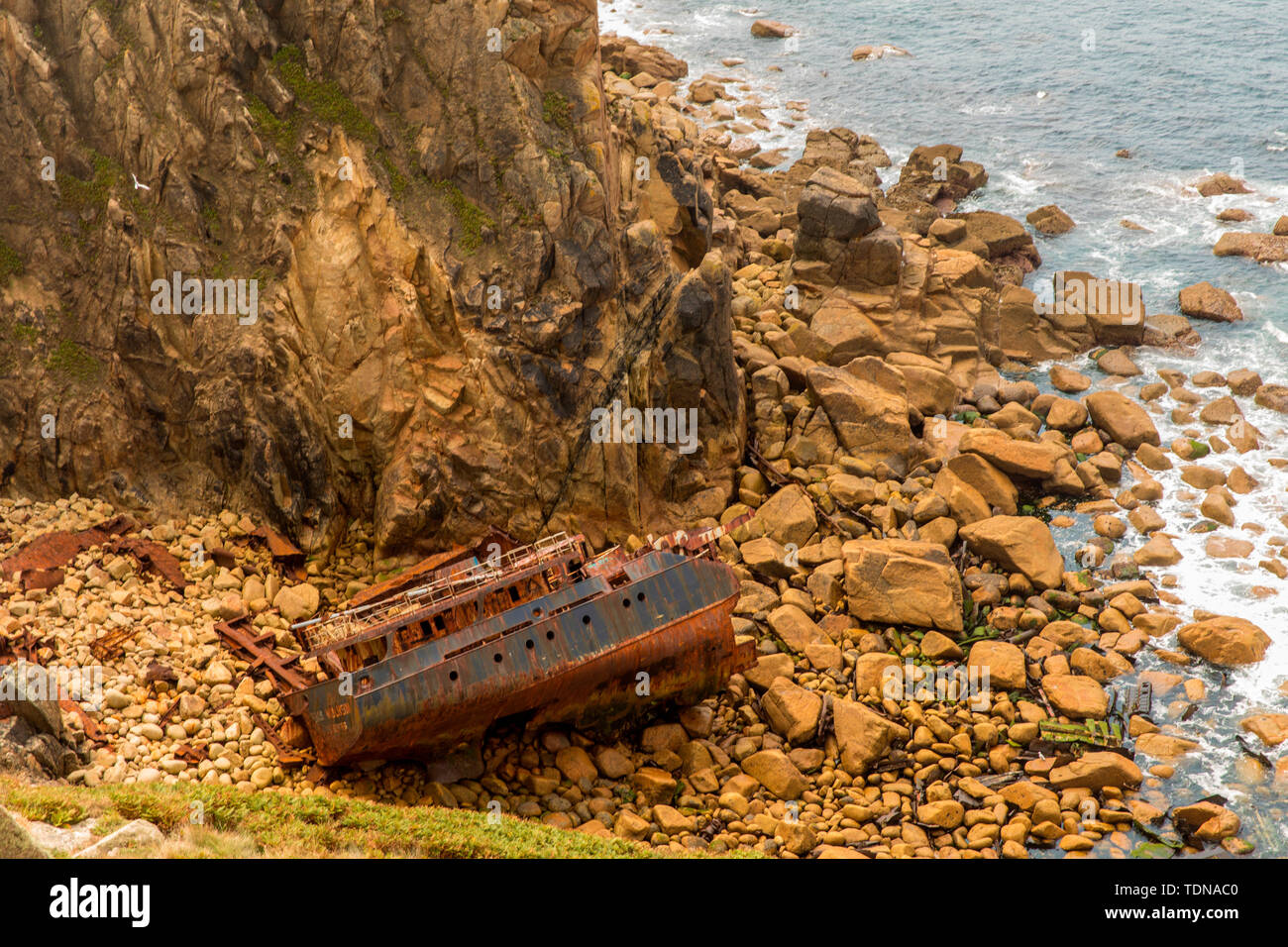 Shipwreck cornwall hi-res stock photography and images - Alamy