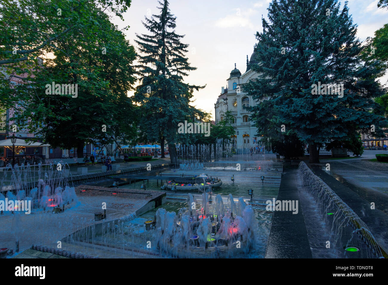 Kosice (Kaschau): main square Hlavna, State Theatre, fountain in ...