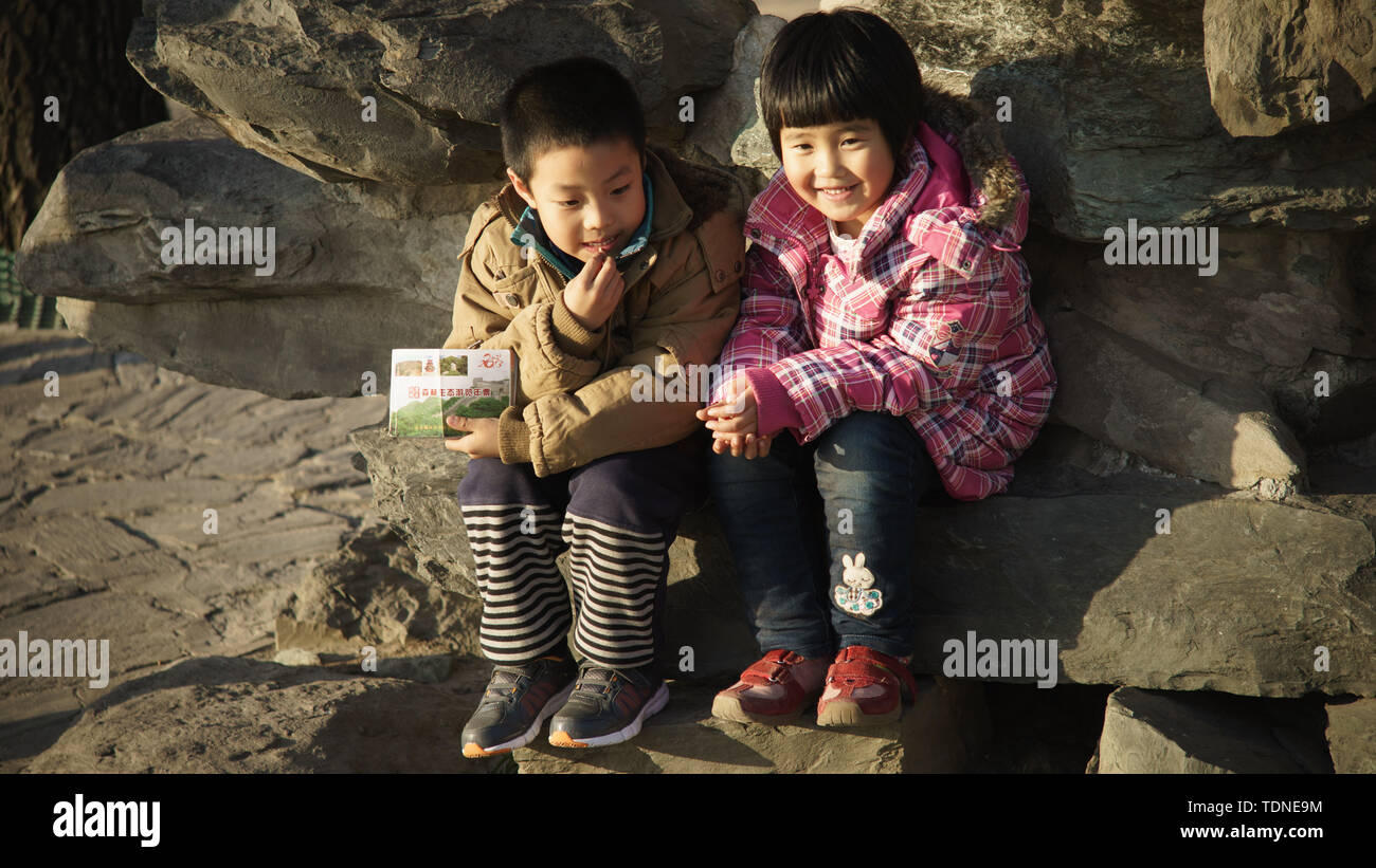 Three children two climbing hi-res stock photography and images - Alamy
