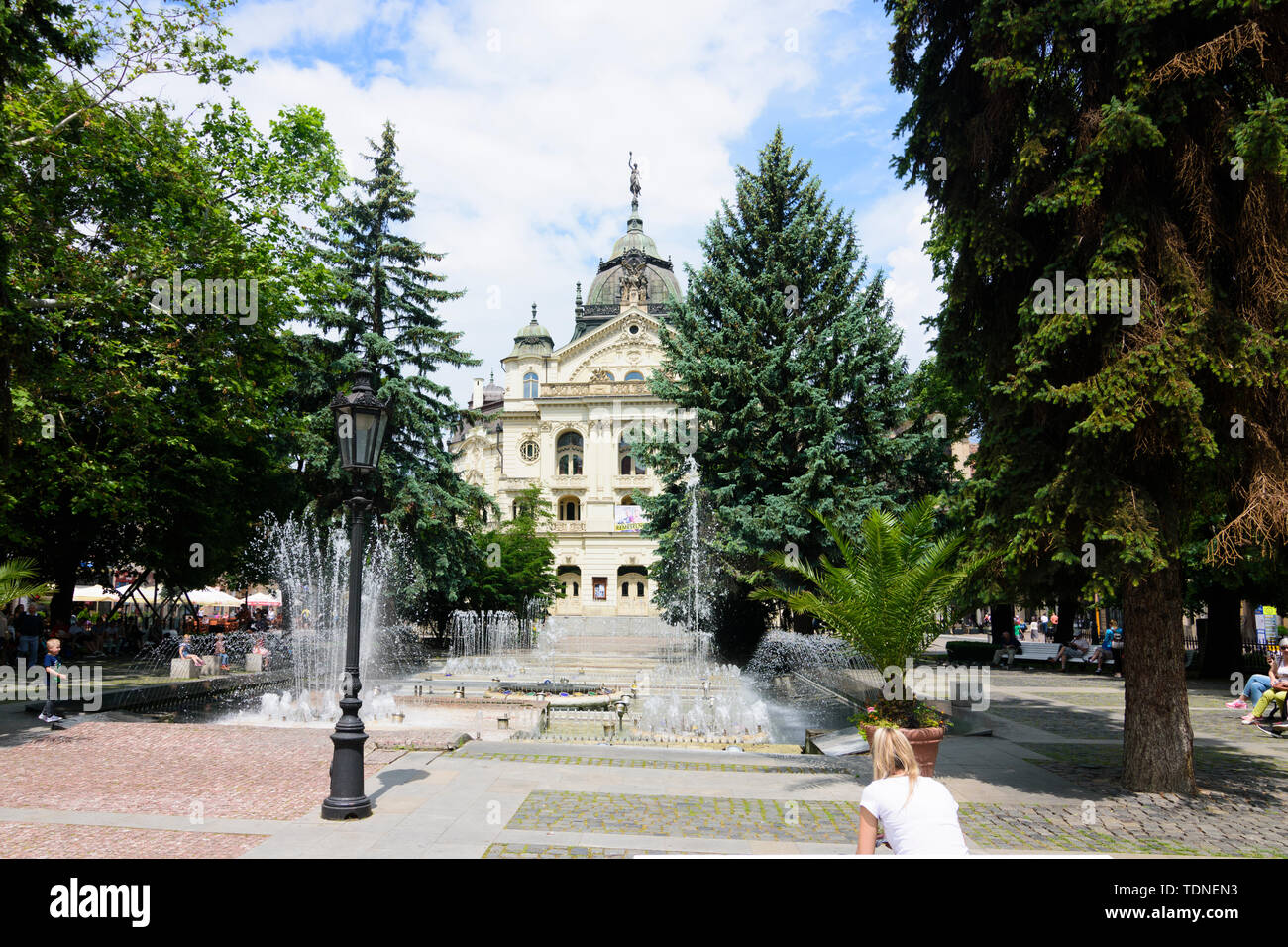 Kosice (Kaschau): main square Hlavna, State Theatre, fountain in ...