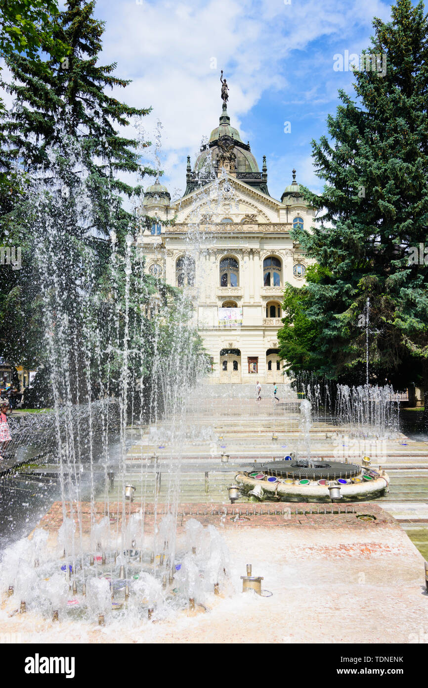 Kosice (Kaschau): main square Hlavna, State Theatre, fountain in ...