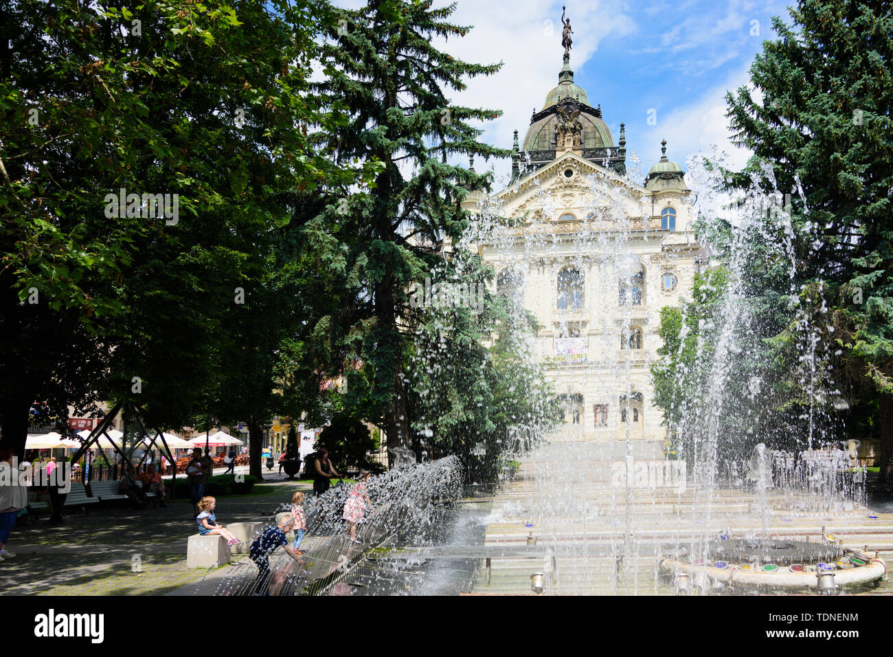 Kosice (Kaschau): main square Hlavna, State Theatre, fountain in ...