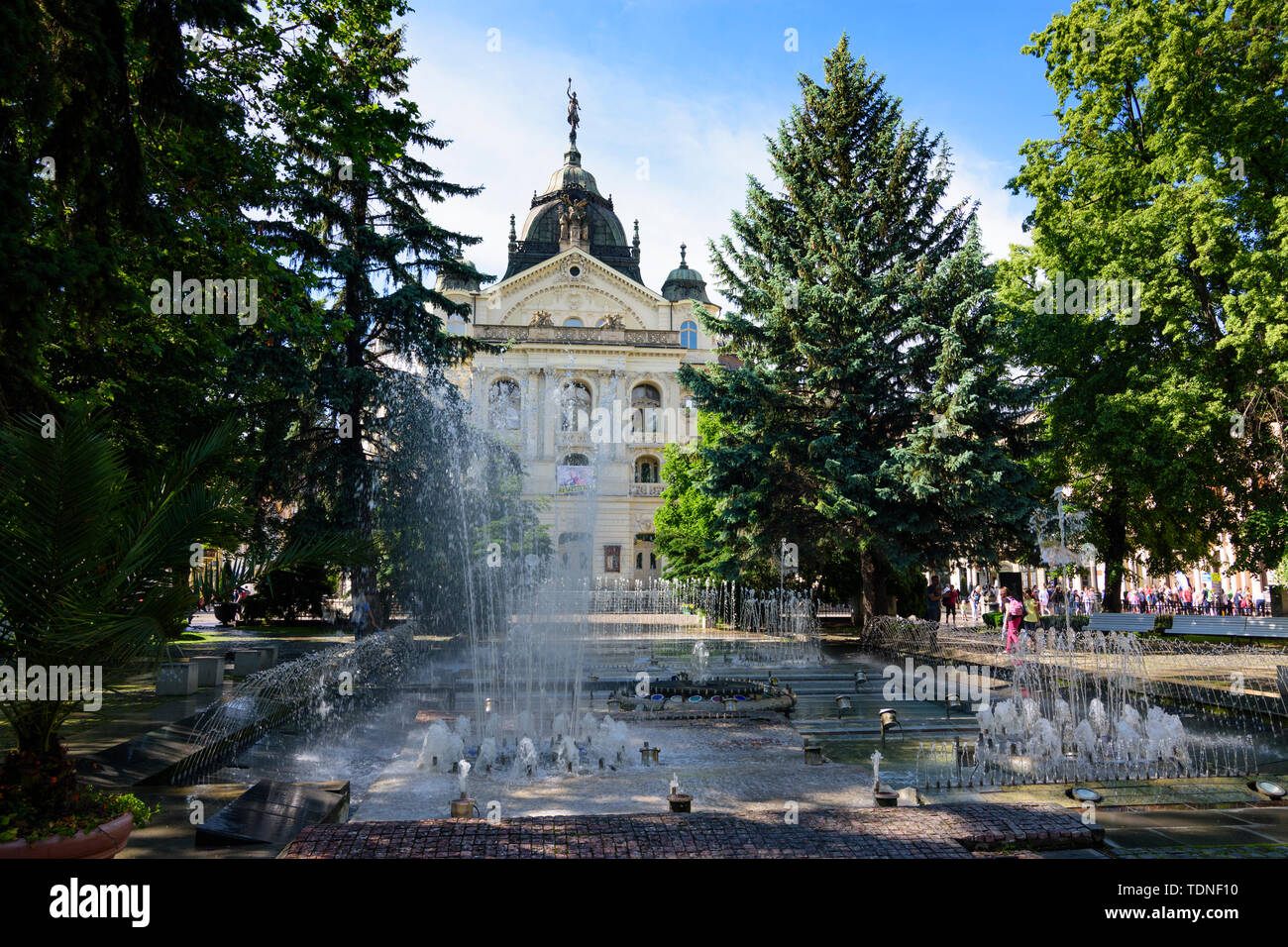 Kosice (Kaschau): main square Hlavna, State Theatre, fountain in ...
