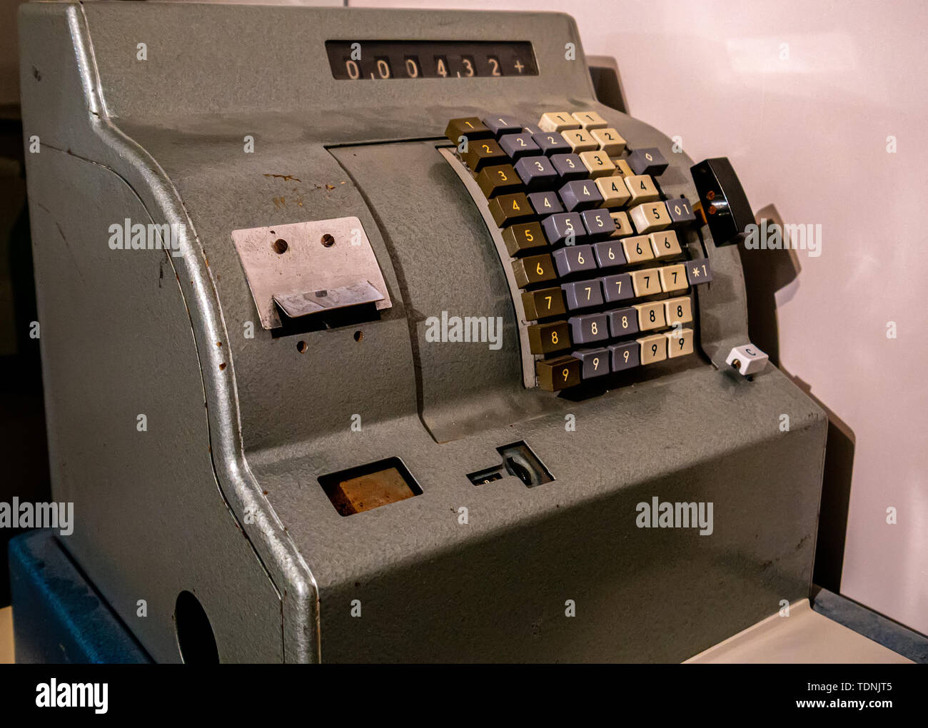 View on a retro cash register on a desk Stock Photo - Alamy