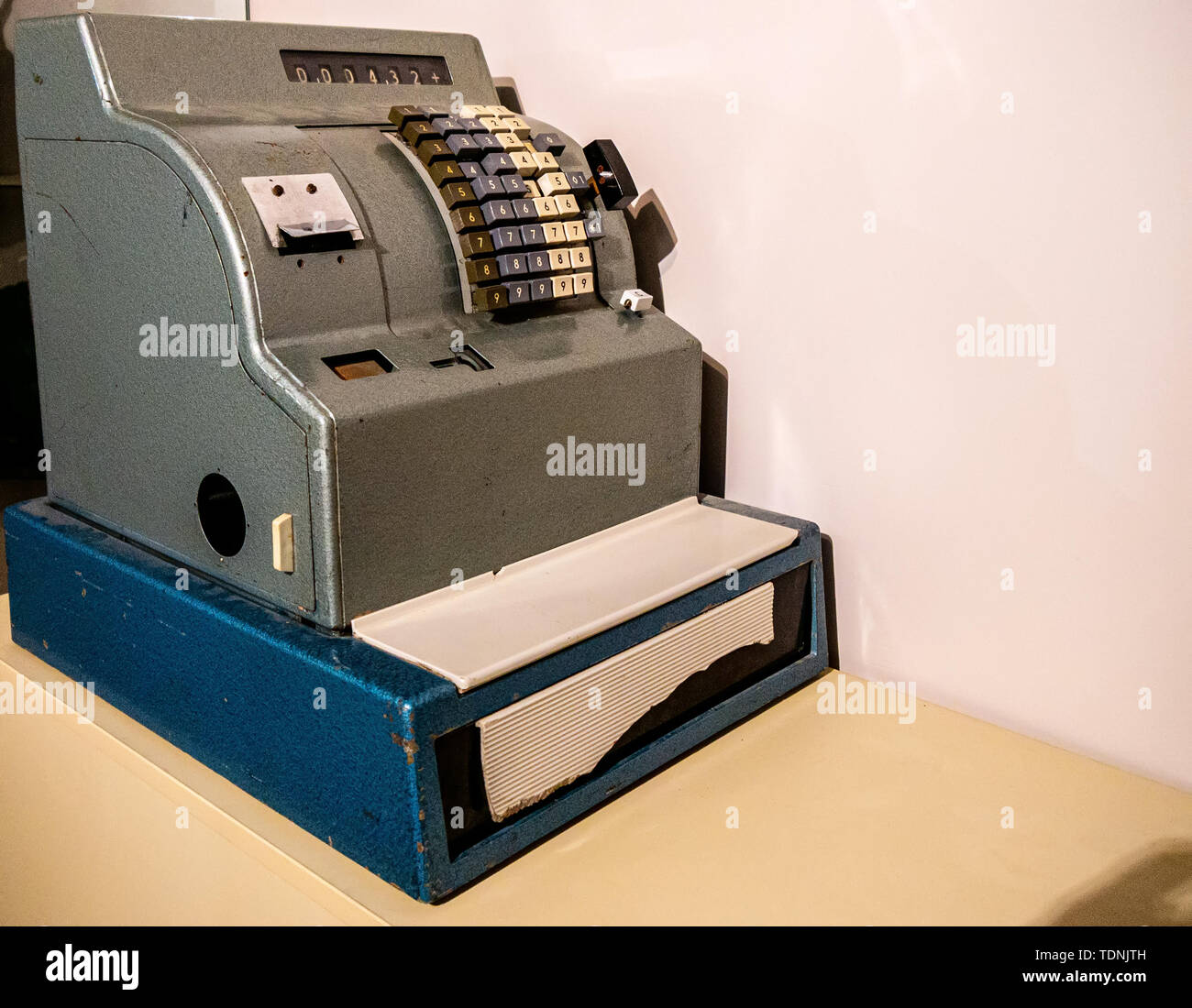 View on a retro cash register on a desk Stock Photo - Alamy