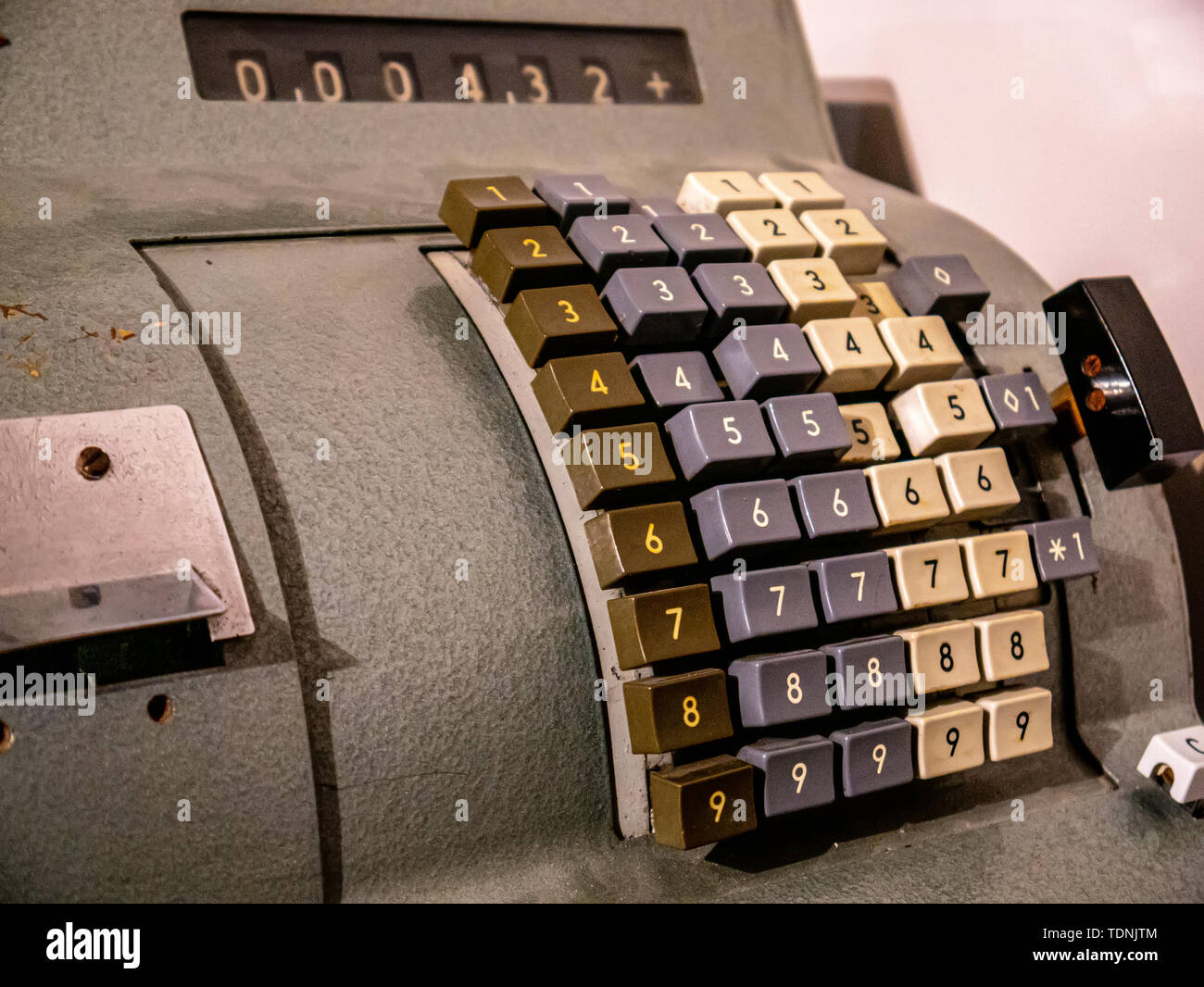 View on a retro cash register on a desk Stock Photo - Alamy