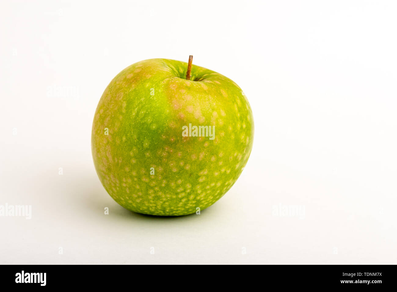 Green ripe apple close up on a white background Stock Photo - Alamy