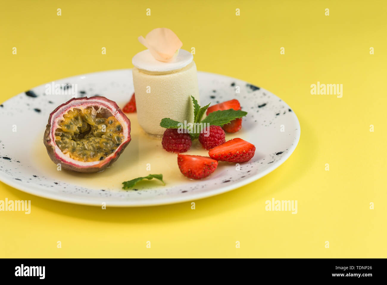 Dessert yellow strawberries Stock Photo - Alamy