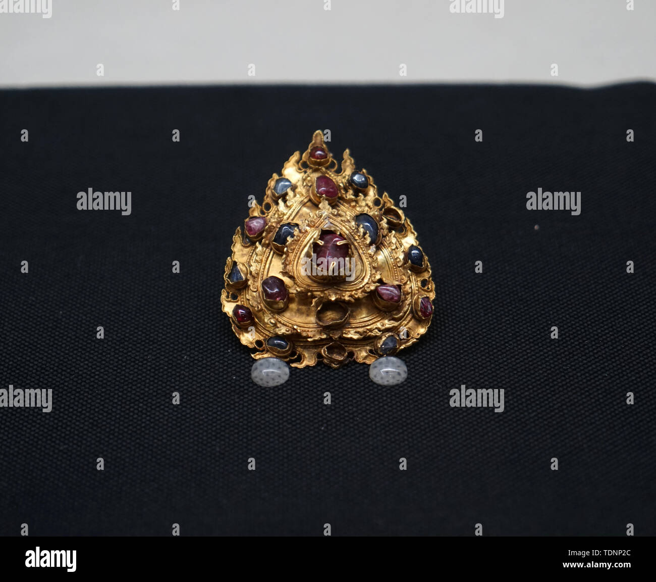 Ming Dynasty gold and jade Stock Photo - Alamy