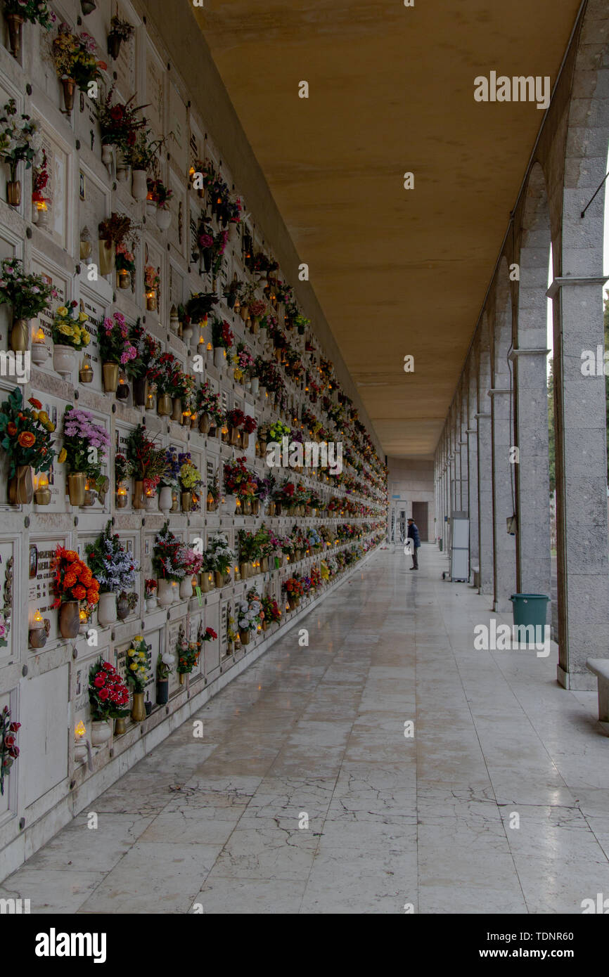 Modern tombs hi-res stock photography and images - Alamy
