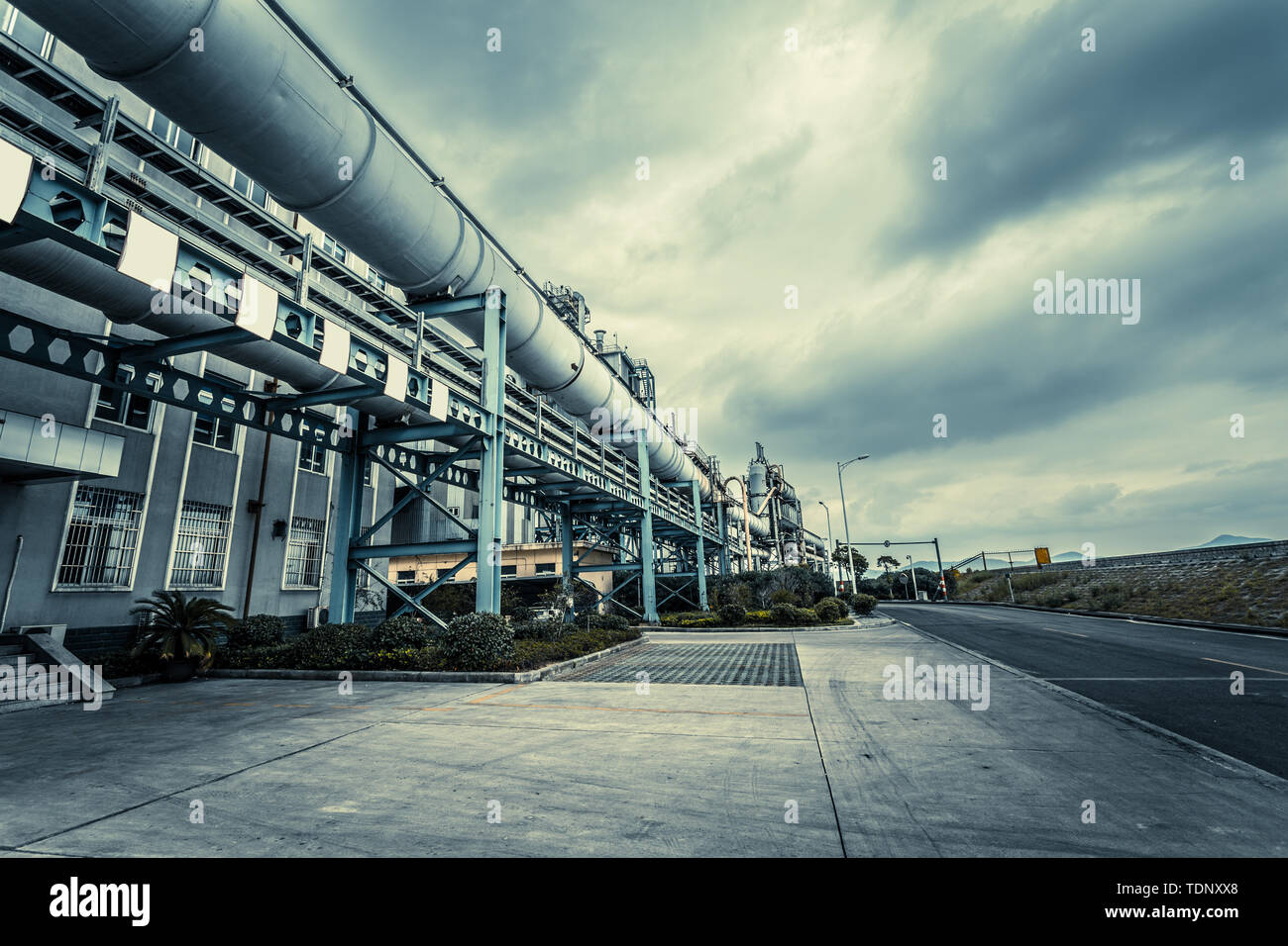 Buildings and cities expression of steel hi-res stock photography and ...