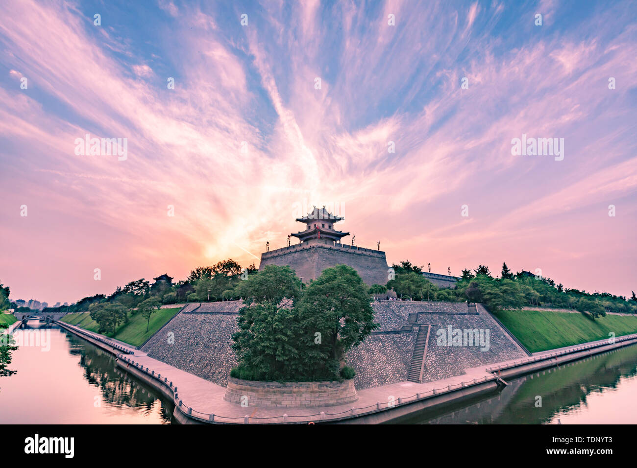 Scenery of the corner tower of Yongning Gate, the city wall of Xi'an ...