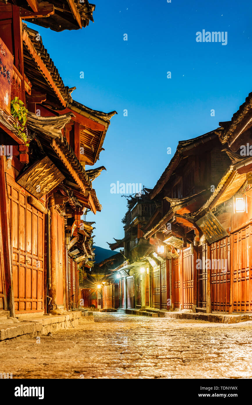Night view of Dayan ancient city street in Lijiang, Yunnan, China Stock ...