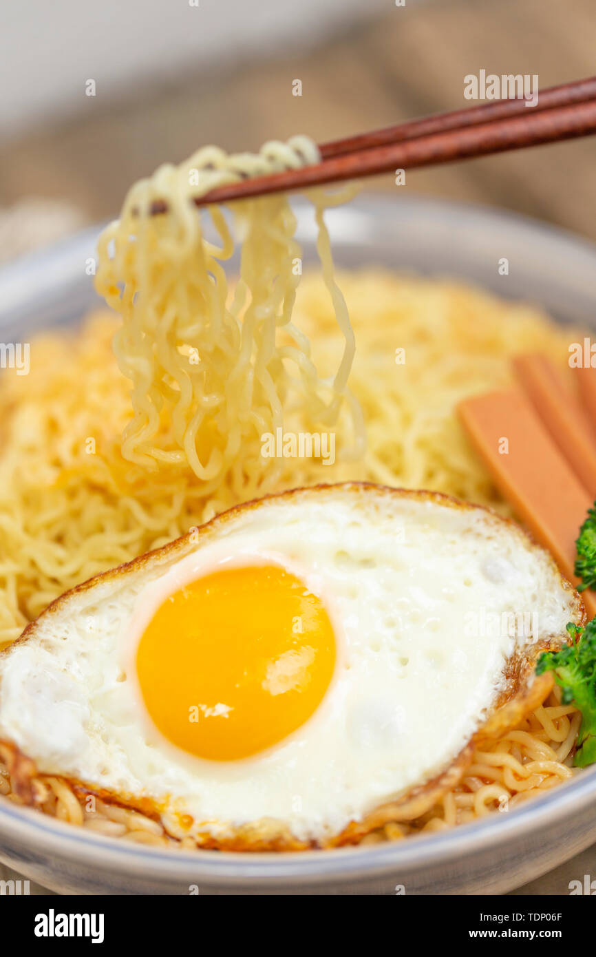 Cook instant noodles Stock Photo - Alamy