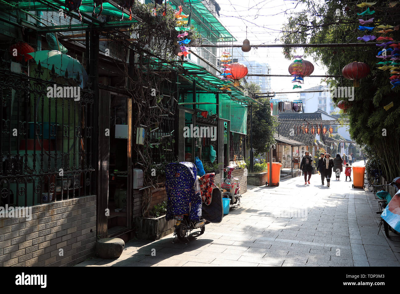 Streets and urban peoples market storage hi-res stock photography and ...