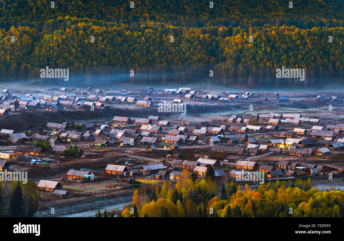 In the morning Wo Mu village, the morning fog is dazzling, quiet and ...