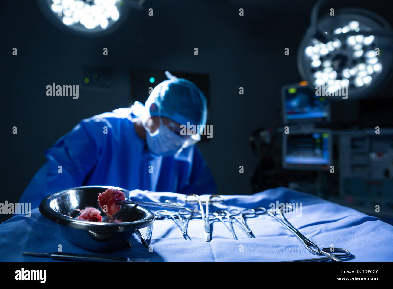 Surgical instruments in dish hi-res stock photography and images - Alamy