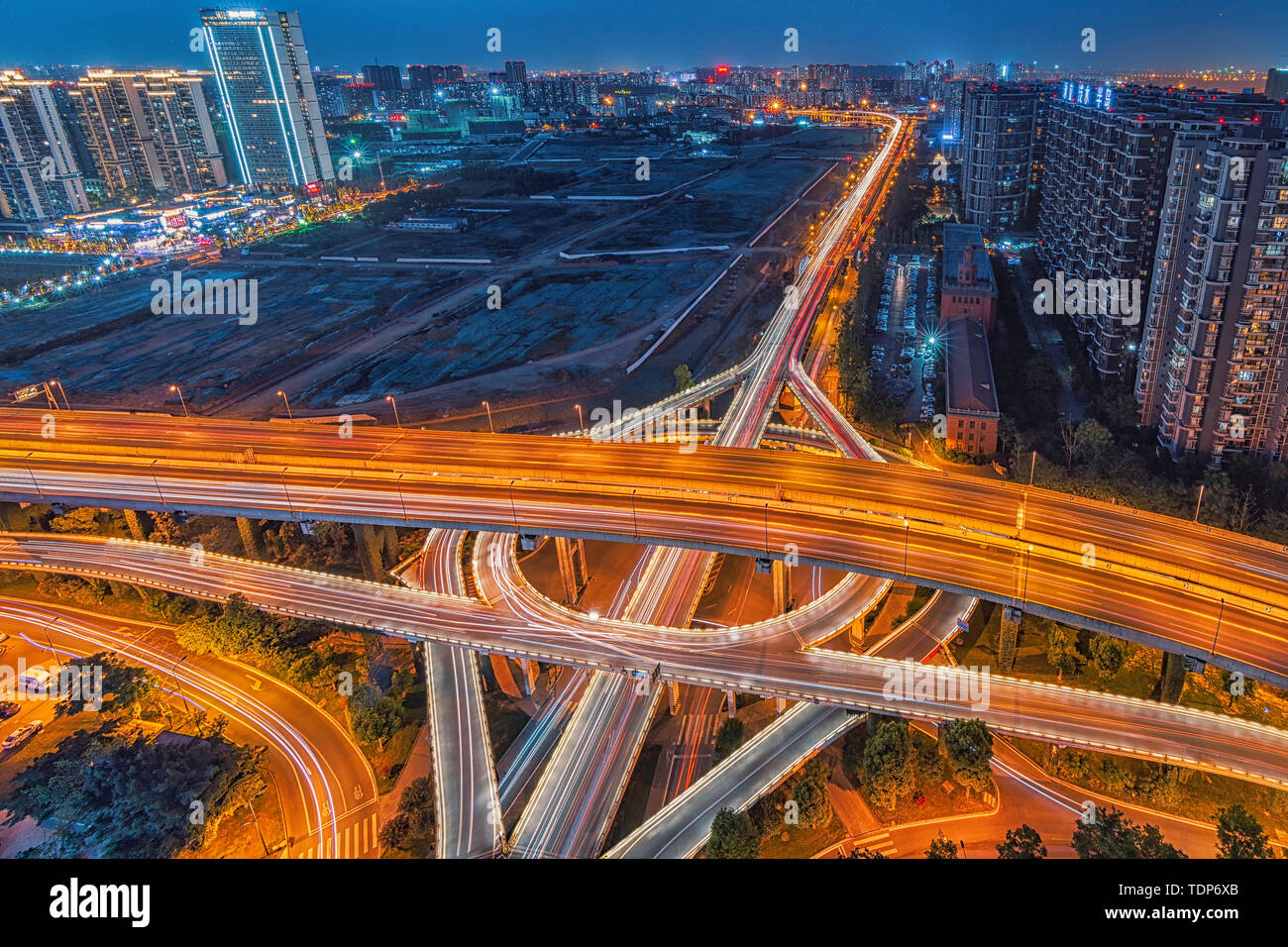 Traffic lights and climbing buildings hi-res stock photography and ...