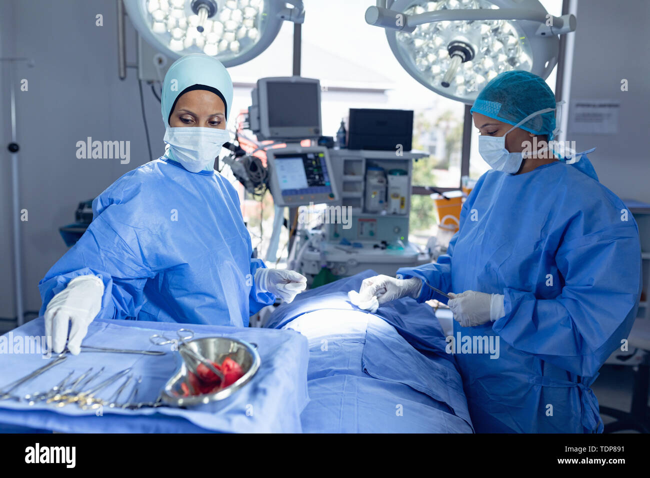 Female surgeons performing surgery in operation room Stock Photo - Alamy