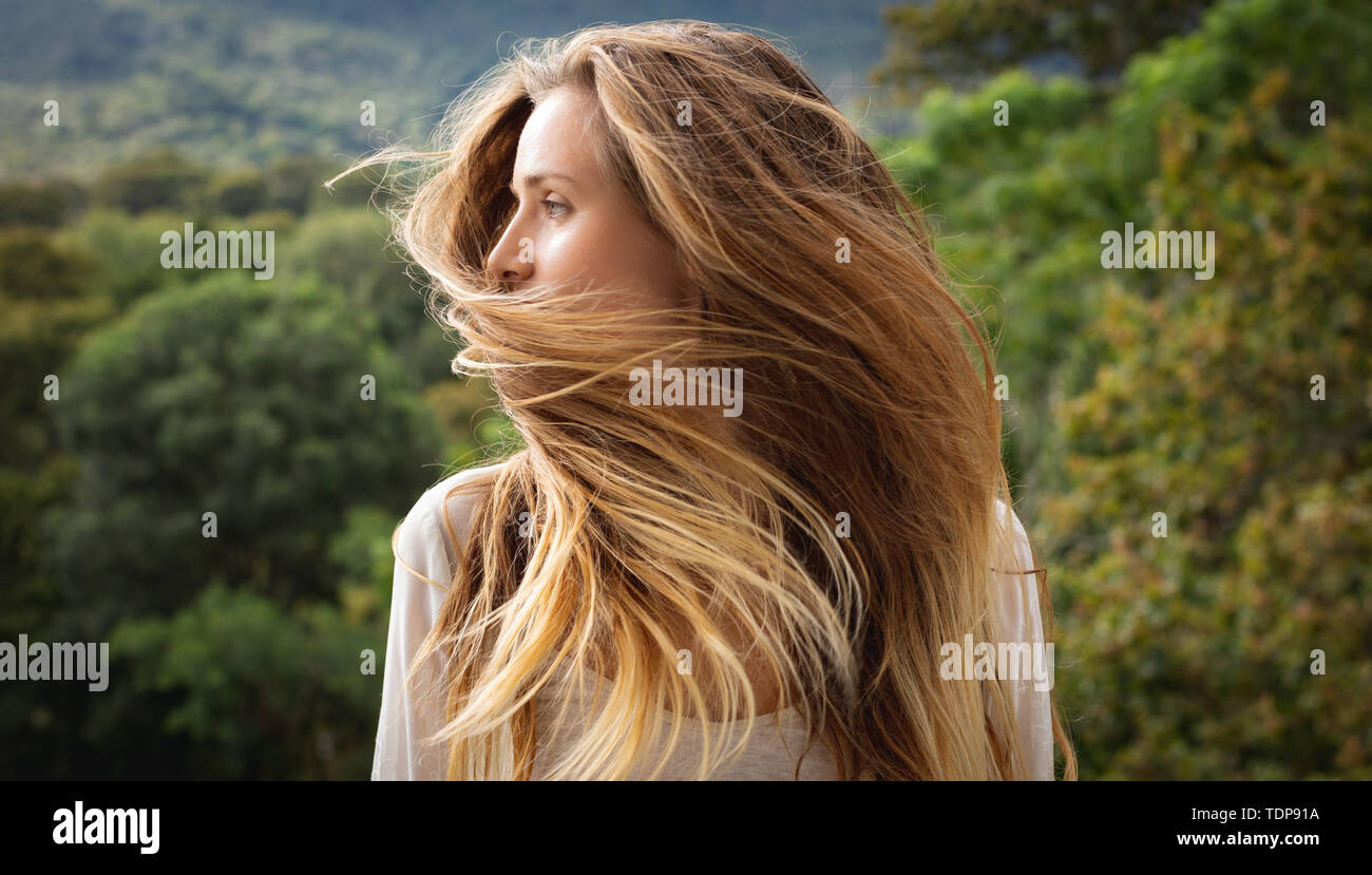 Shaking its head hi-res stock photography and images - Alamy