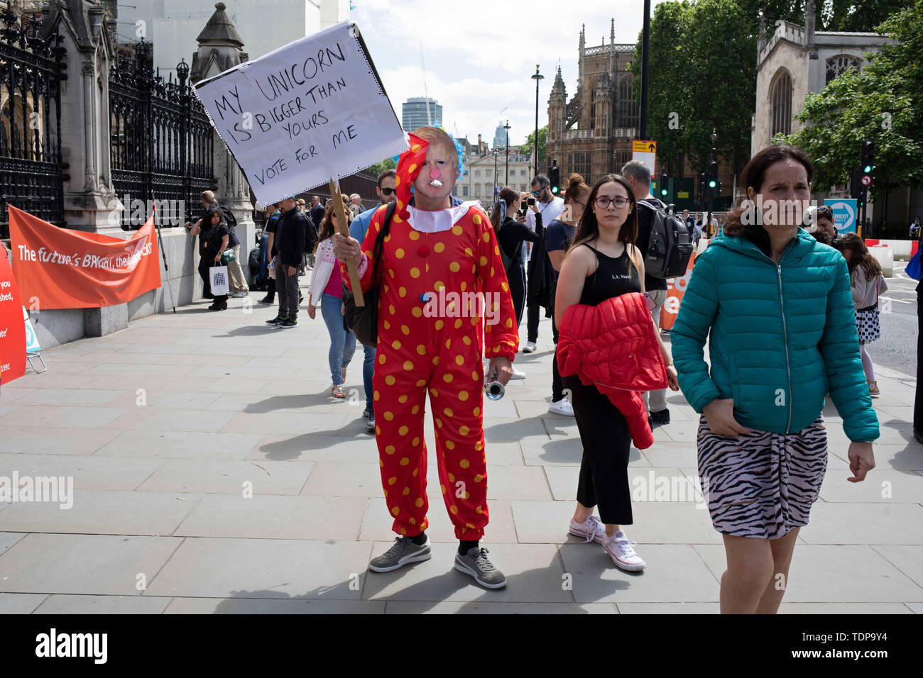 Anti Brexit protester in Westminster dressed up as a clown Boris ...