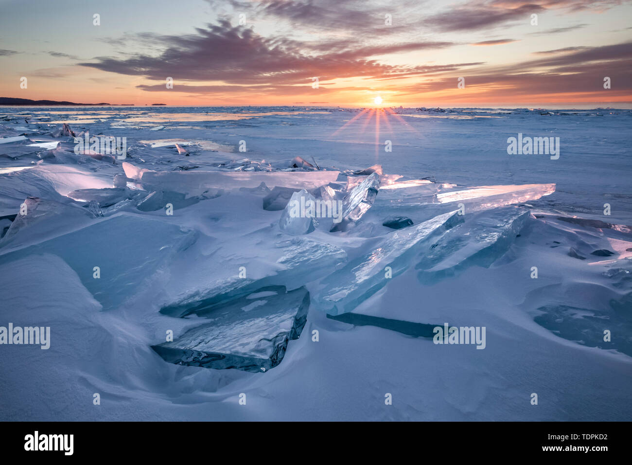 Ice covered great lakes hi-res stock photography and images - Alamy