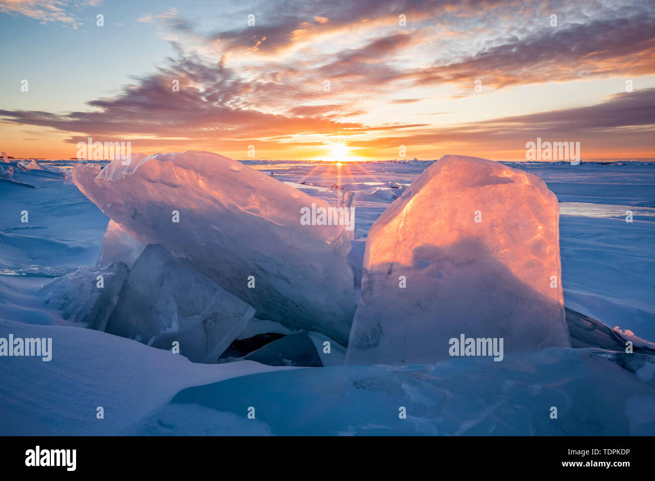Ice covered great lakes hi-res stock photography and images - Alamy