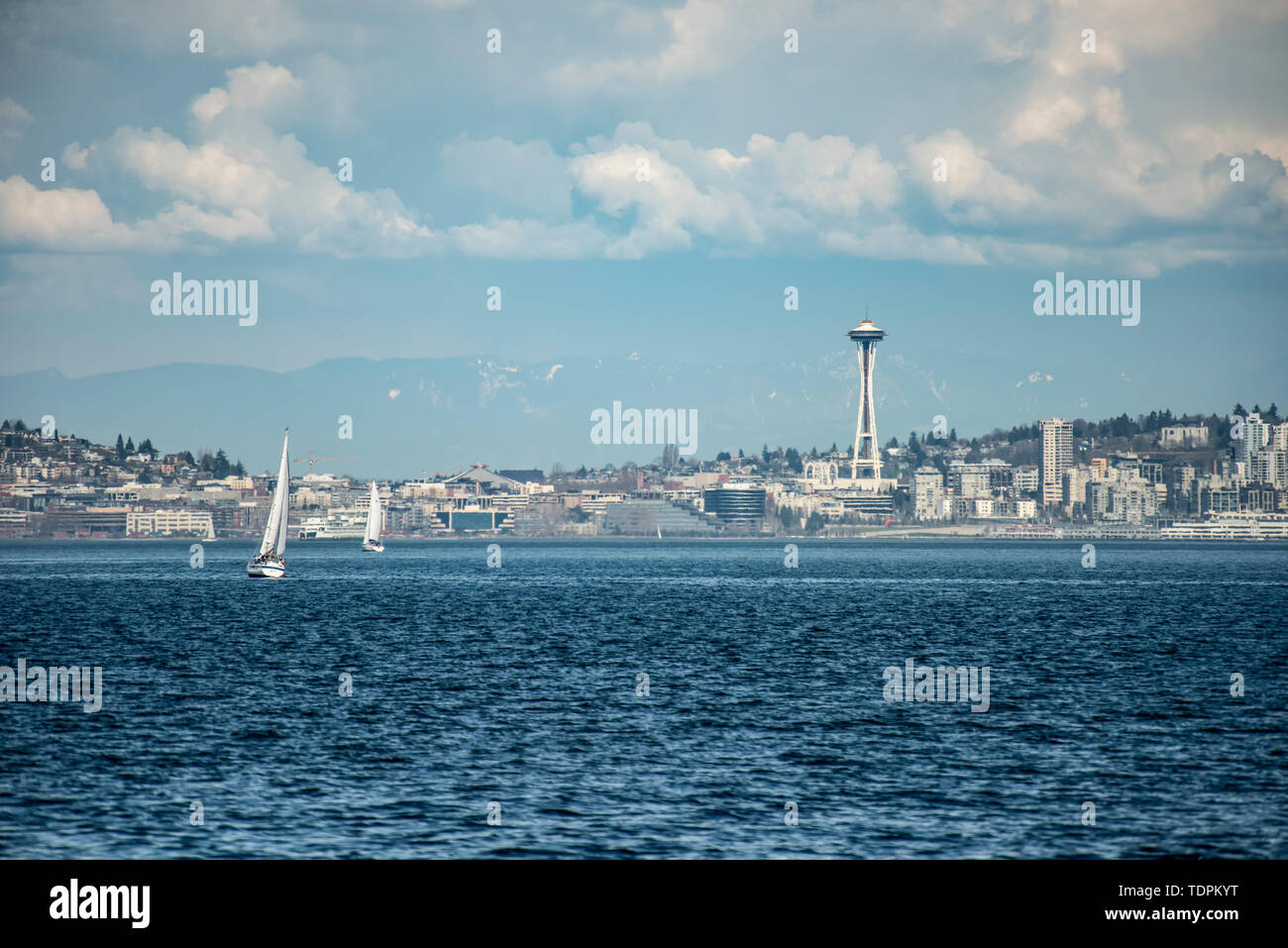 Seattle skyline mountains hi-res stock photography and images - Alamy