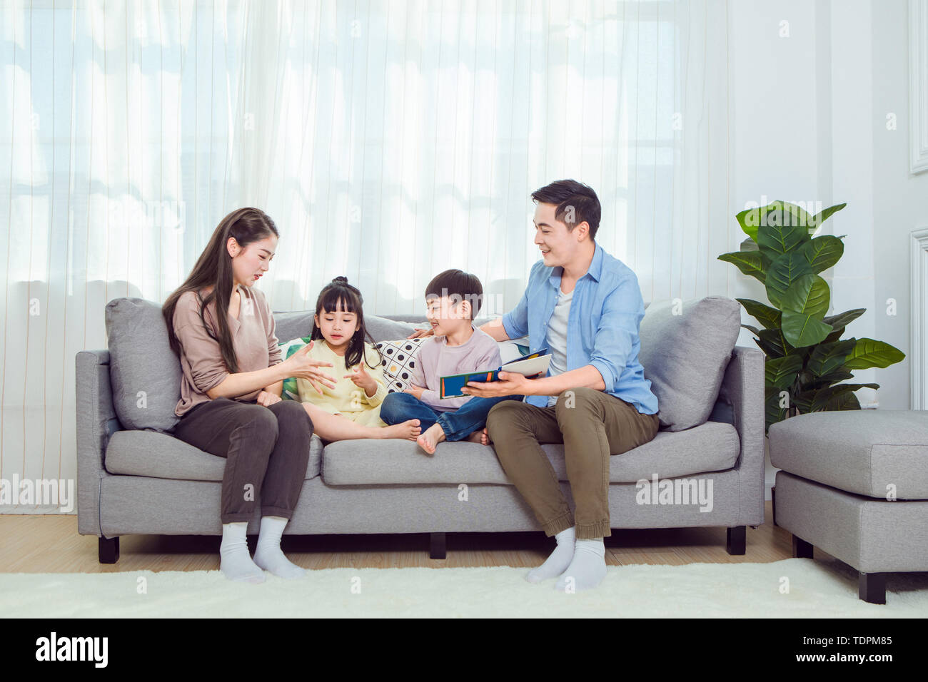 Chinese family four children hi-res stock photography and images - Alamy