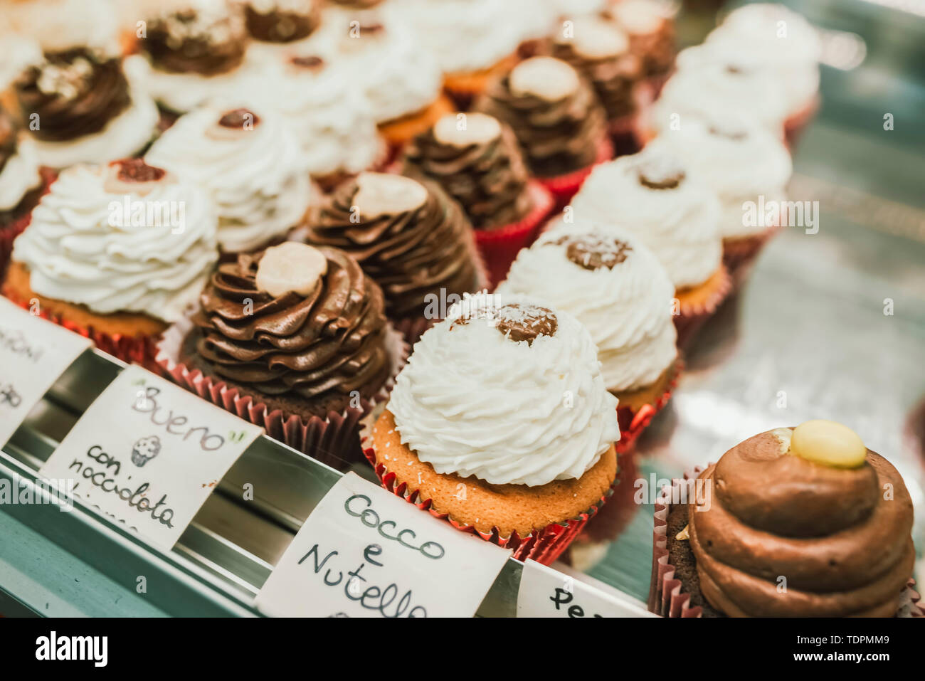 Cake display case hi-res stock photography and images - Alamy