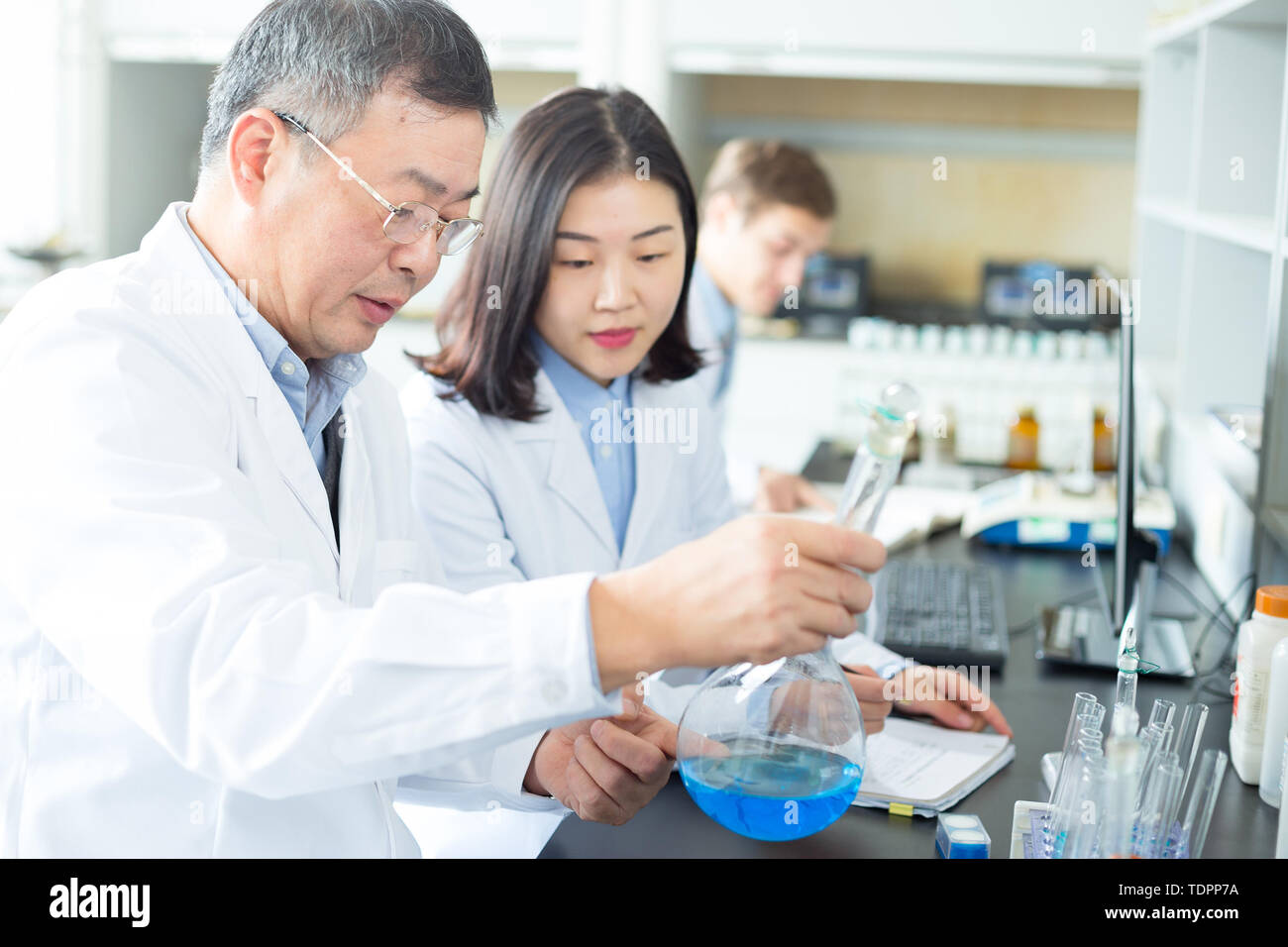 people doing chemical experiment in modern lab Stock Photo - Alamy