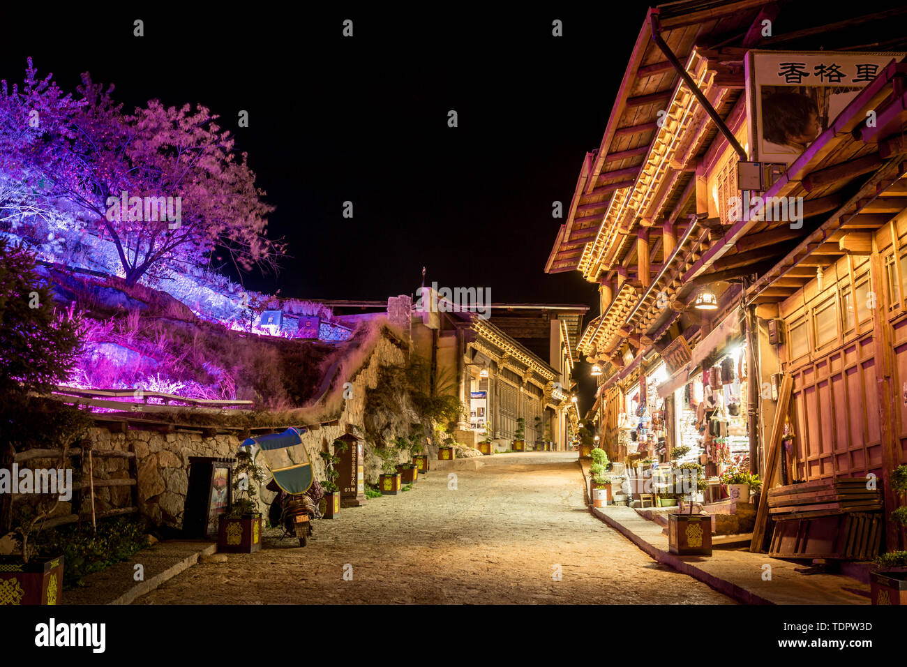 The ancient city of Dukezong, Shangri-La Stock Photo - Alamy