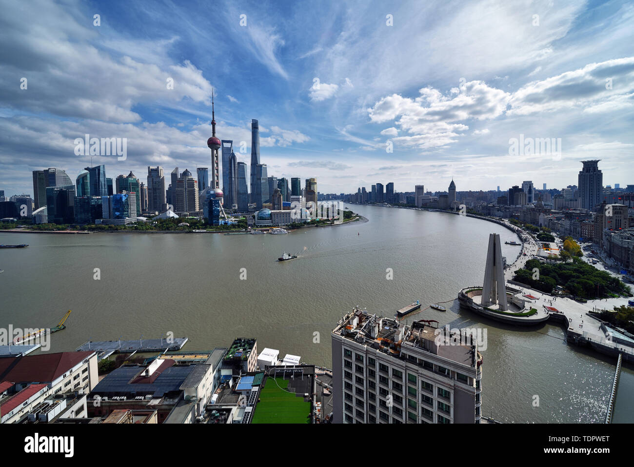 Huangpu river and lujiazui photography hi-res stock photography and ...