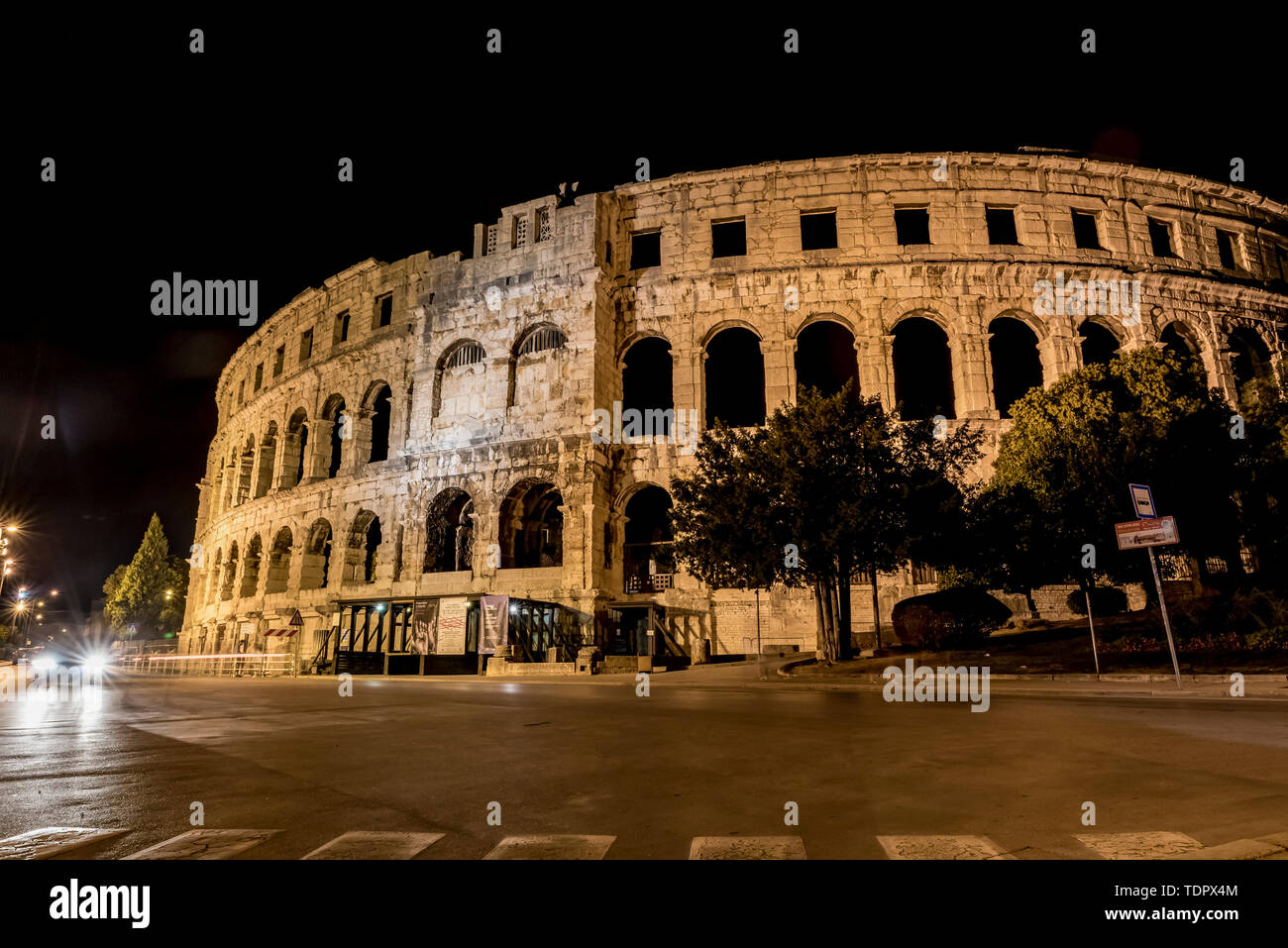 Roman arena amphitheatre history hi-res stock photography and images ...