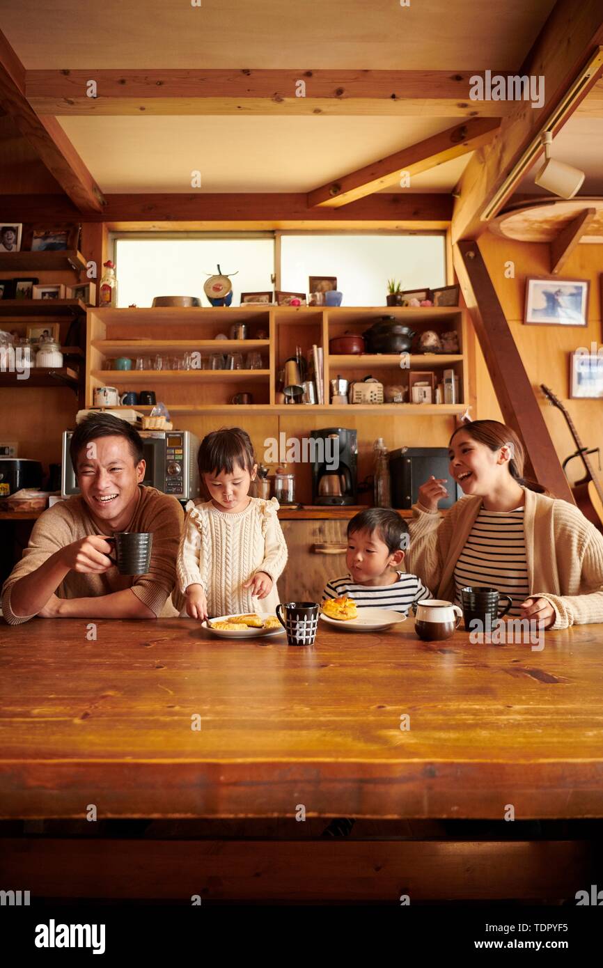 Nuclear family eating hi-res stock photography and images - Alamy