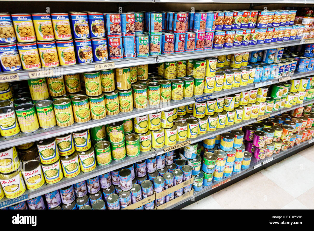 Vegetables supermarket shelves hi-res stock photography and images - Alamy