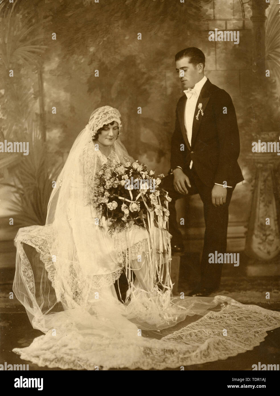 1920s wedding dress hi-res stock photography and images - Alamy