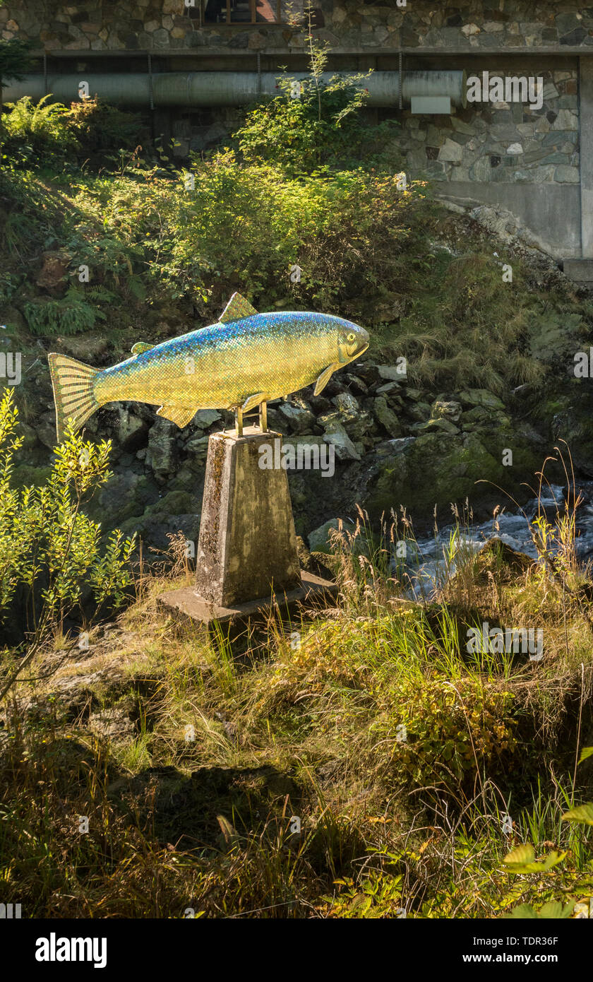 Mosaic fish art sculpture hi-res stock photography and images - Alamy