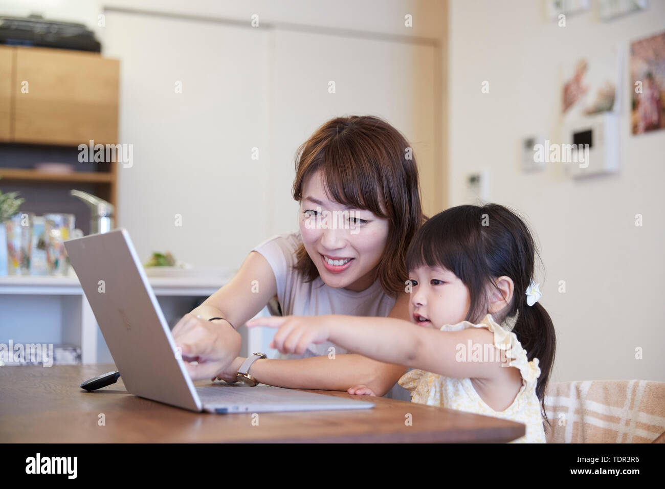 Japan women childcare hi-res stock photography and images - Alamy