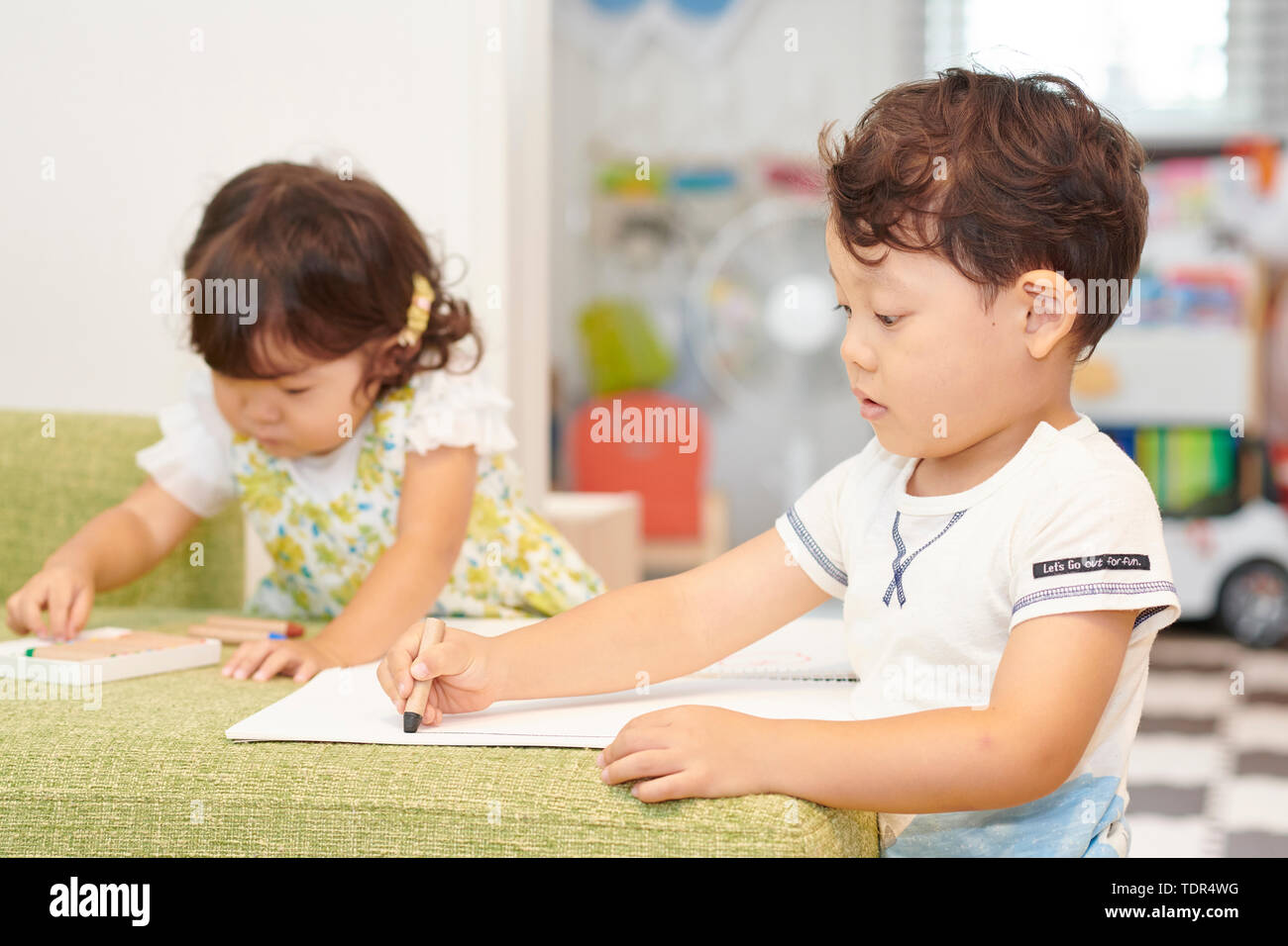 Asian kids drawing hi-res stock photography and images - Alamy