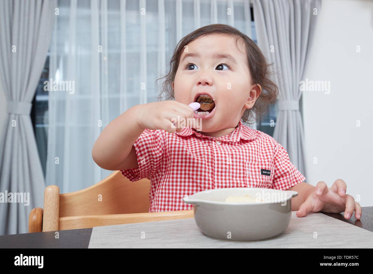 Japanese children eating hi-res stock photography and images - Alamy
