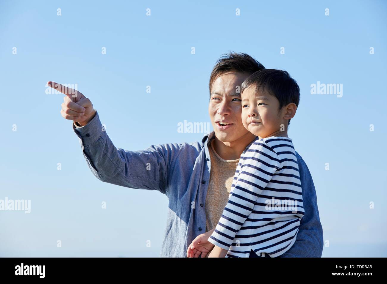 Son father hug asian hi-res stock photography and images - Alamy