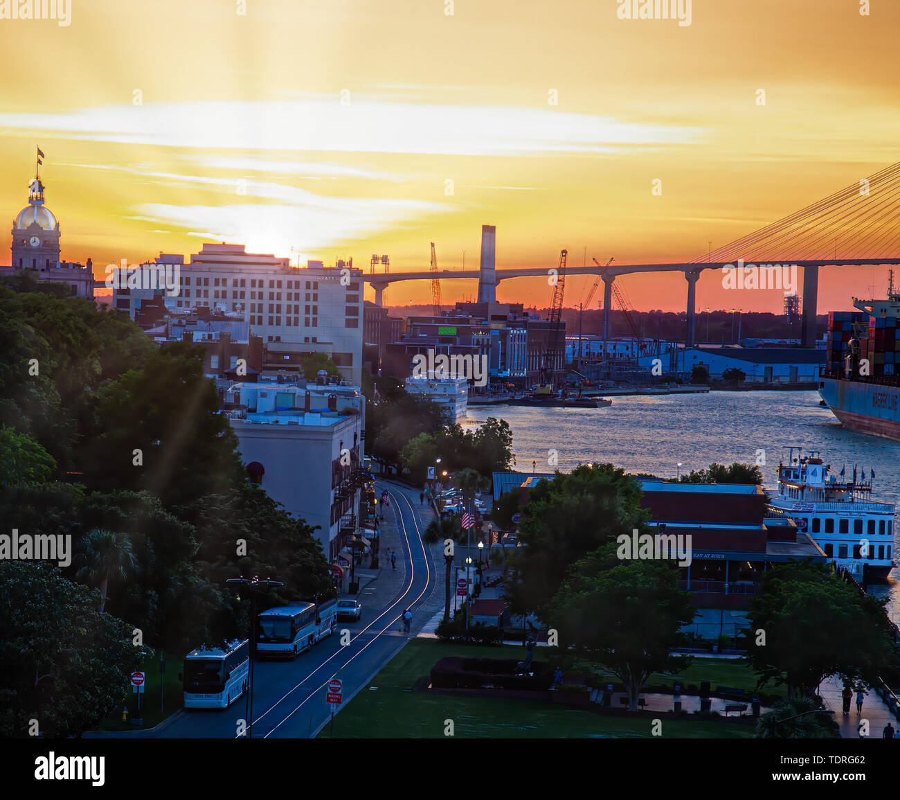 River street night in savannah hi-res stock photography and images - Alamy