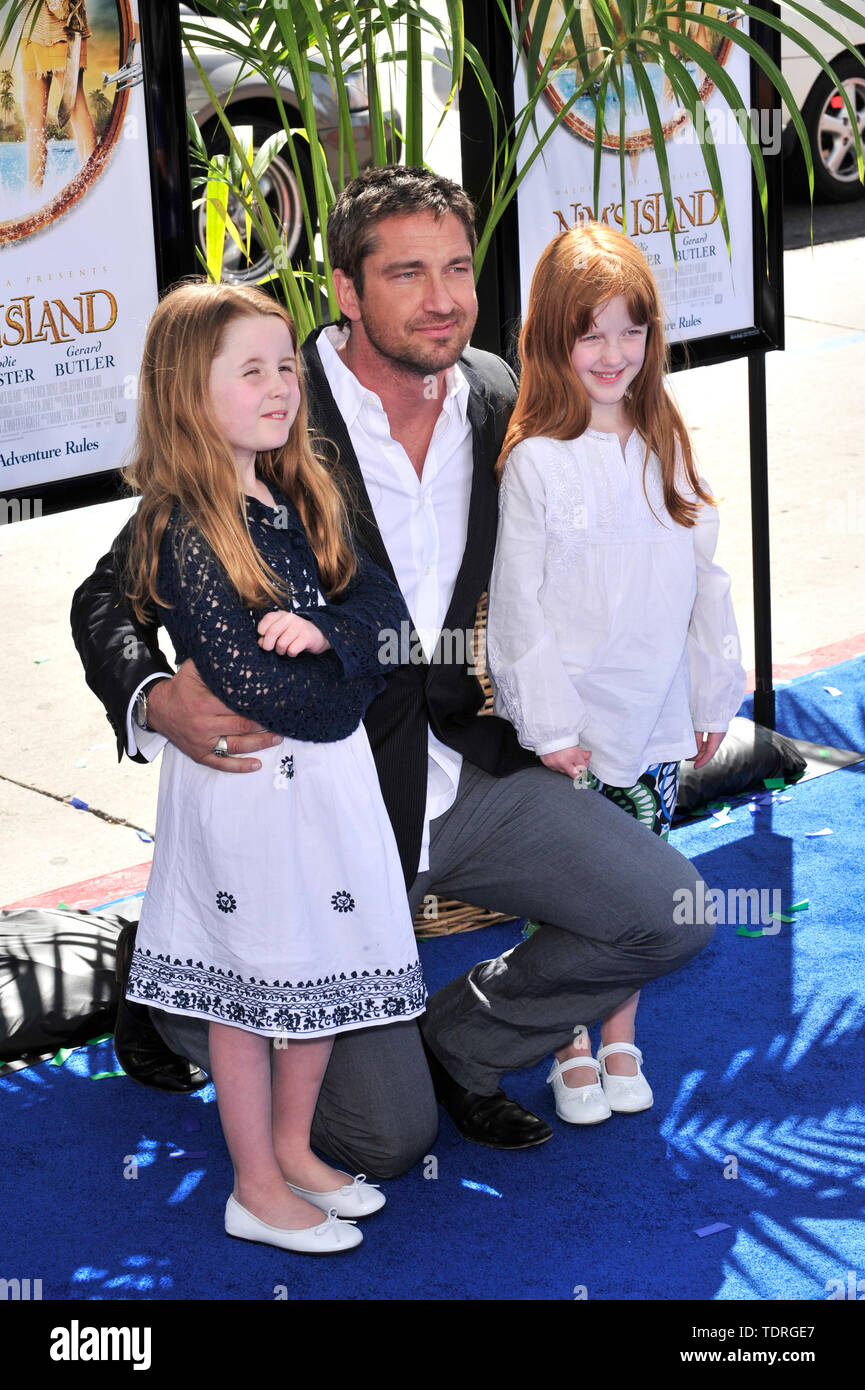 LOS ANGELES, CA. March 30, 2008: Gerard Butler & nieces at the world ...