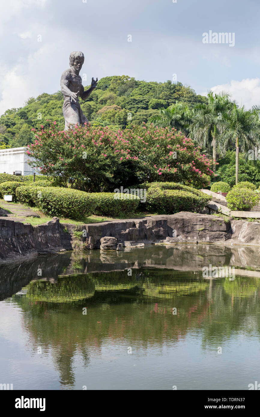 Lake View and Bronze Statue of Bruce Lee in Shunde Junan Ecological ...