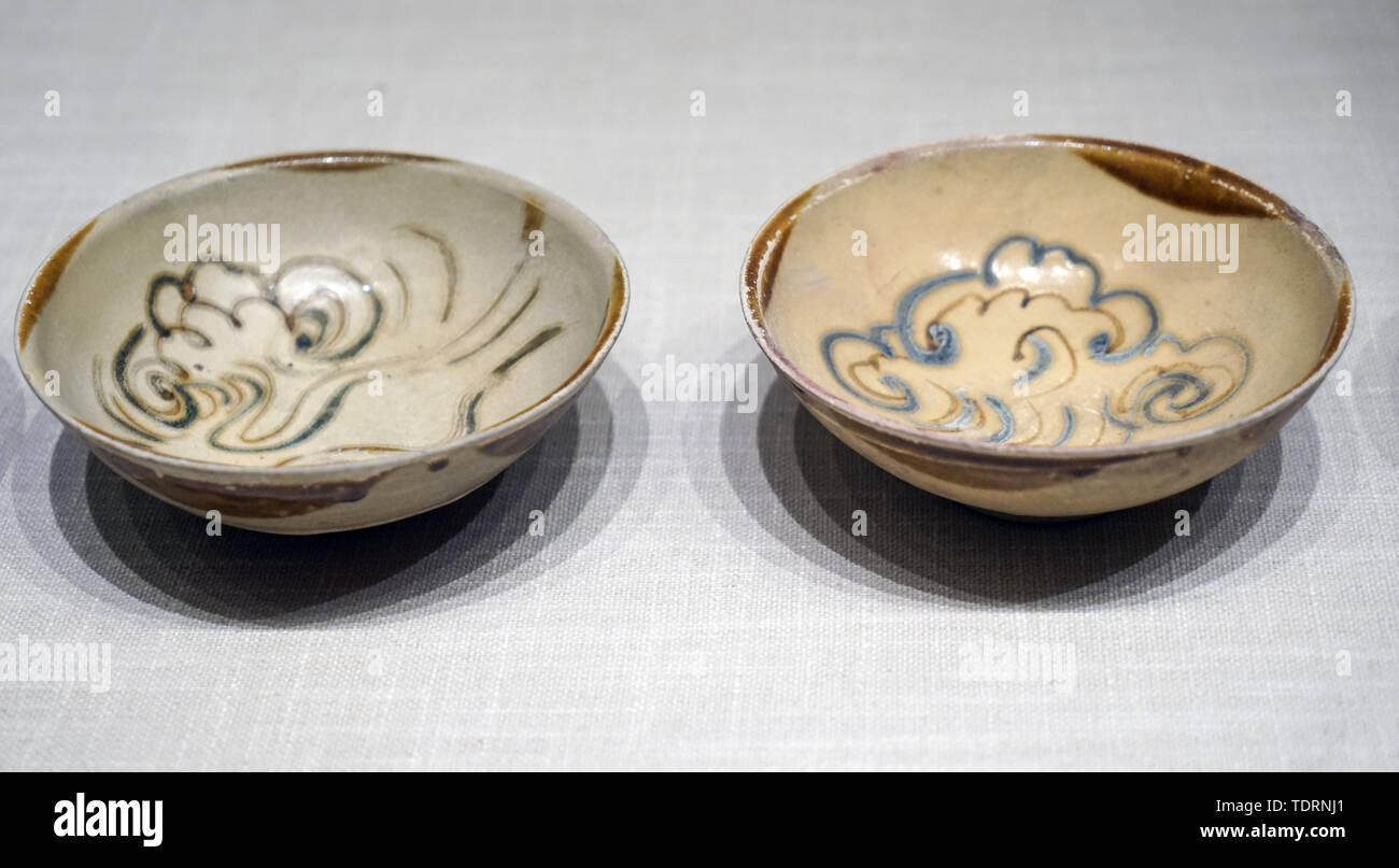 Ming Dynasty porcelain Stock Photo - Alamy