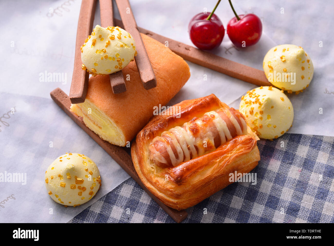 Outdoor picnic pastries fruit hi-res stock photography and images - Alamy