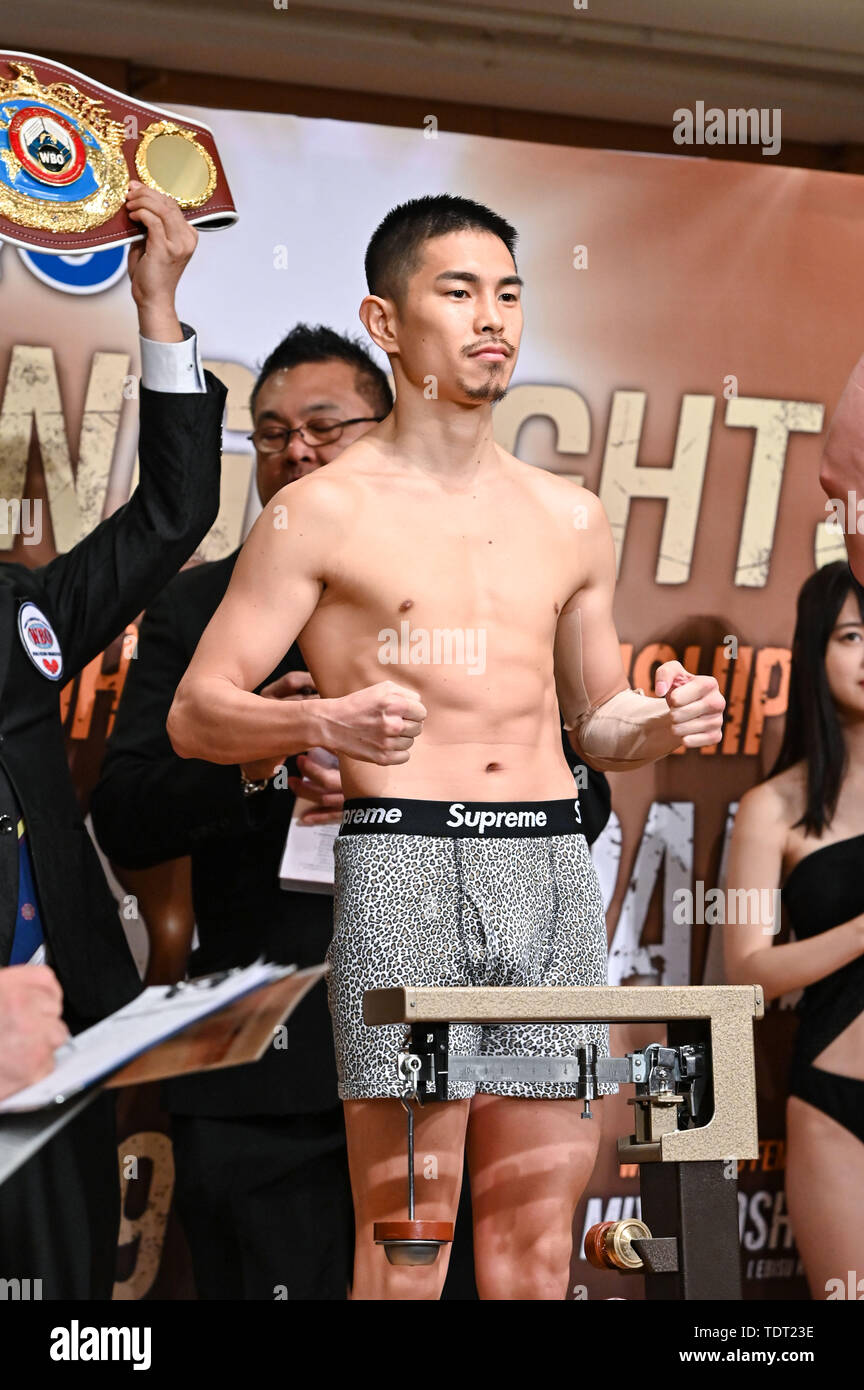 Boxing official hi-res stock photography and images - Alamy