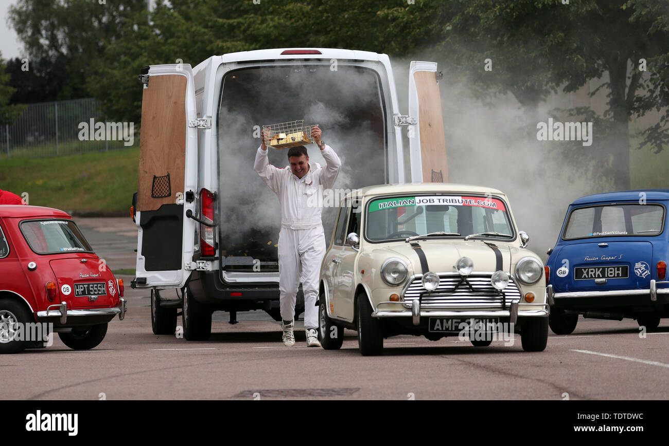 Paul Swift stunt team recreates a scene from the movie The Italian Job ...